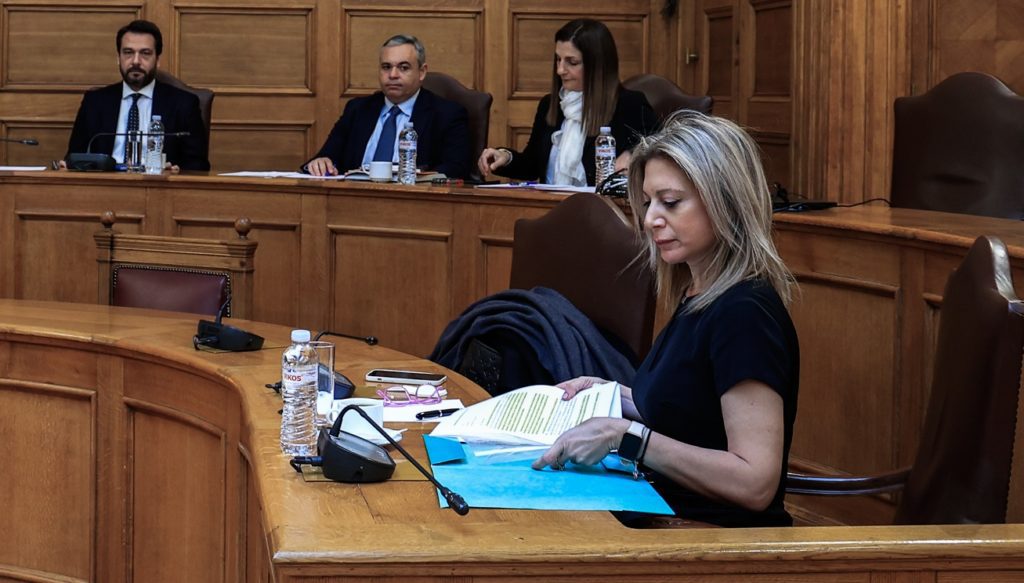 Μαρία Καρυστιανού: Μόνη της και όλοι τους… - kentri.blog