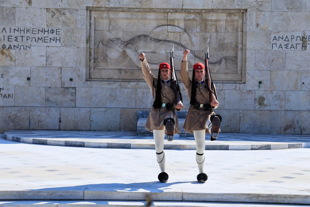 Ο Άγνωστος Στρατιώτης δεν πολέμησε ούτε για να σκοτώνονται στα Τέμπη ...